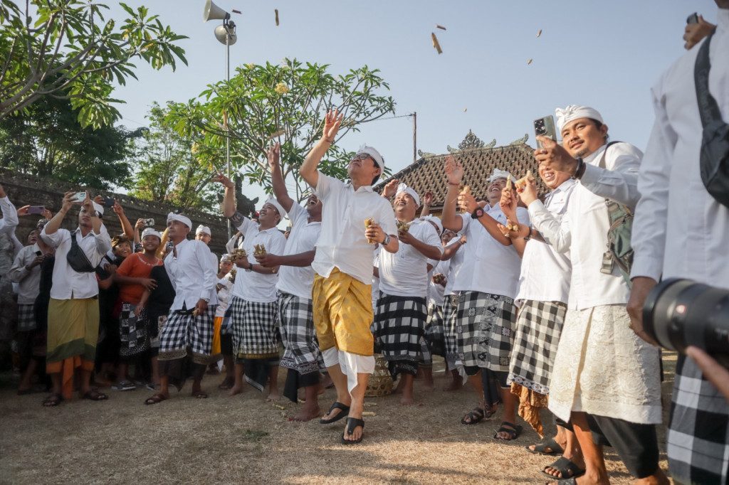 Mohon Amerta dan Kebahagiaan Jagat, Sekda Adi Arnawa Ikuti Aci Tabuh ...