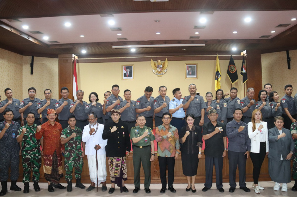 Sekda Adi Arnawa Hadiri Pelantikan Badan Koordinator Wilayah Forum ...