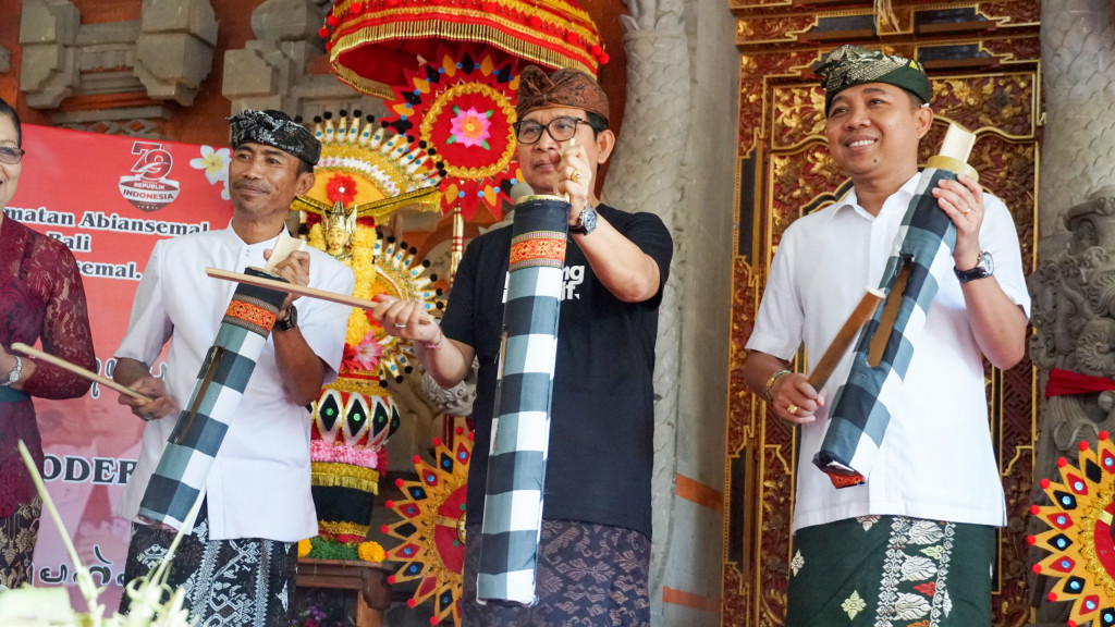 Lomba Baca Puisi Bali Modern Tingkat SD se-Kecamatan Abiansemal | Setda ...