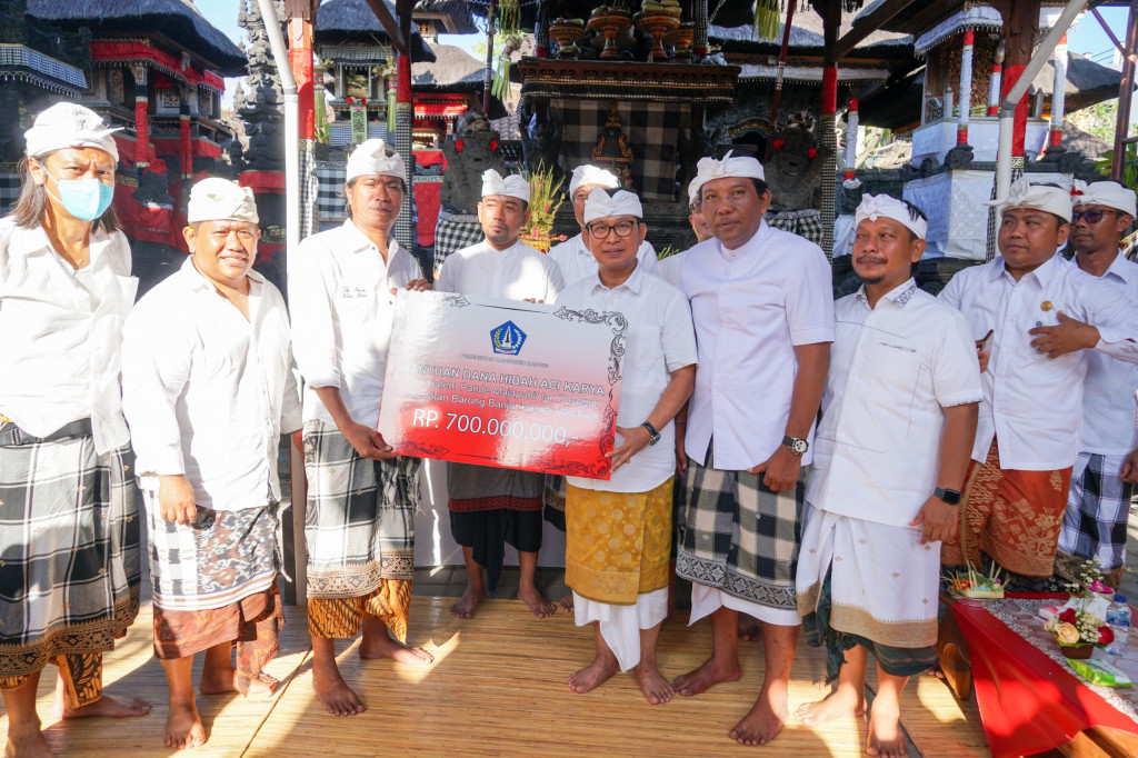 Sekda Adi Arnawa Hadiri Piodalan Pura Dalem Pande Majapahit | Setda Badung